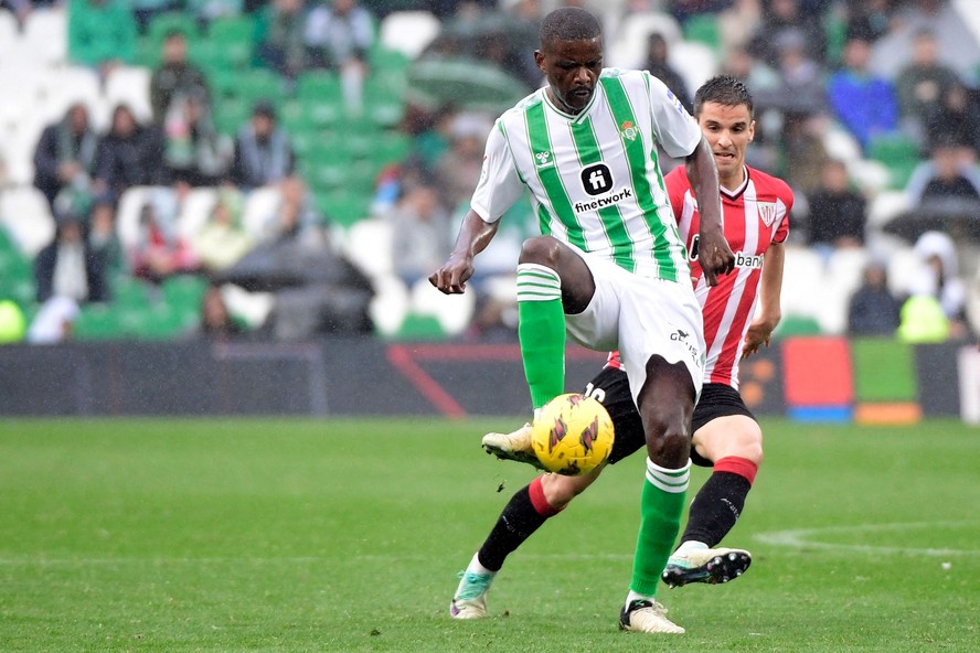 Flamengo se aproxima de contratação de William Carvalho, dizem jornalistas