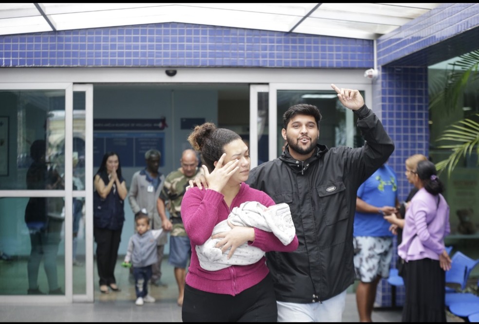 Bebê sequestrado de maternidade passa primeira noite em casa: 'Estamos ...