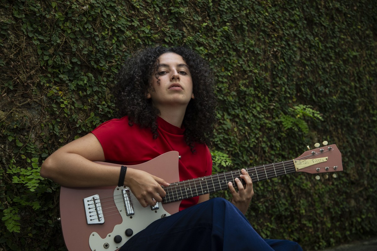 Depois do Bala Desejo, Dora Morelenbaum chega ao primeiro álbum solo ...