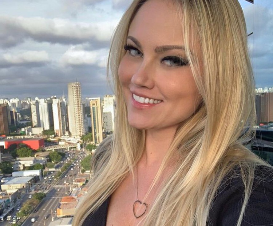 Ellen Rocche fala da expectativa para voltar a desfilar após lesão no pé e do namoro com ator