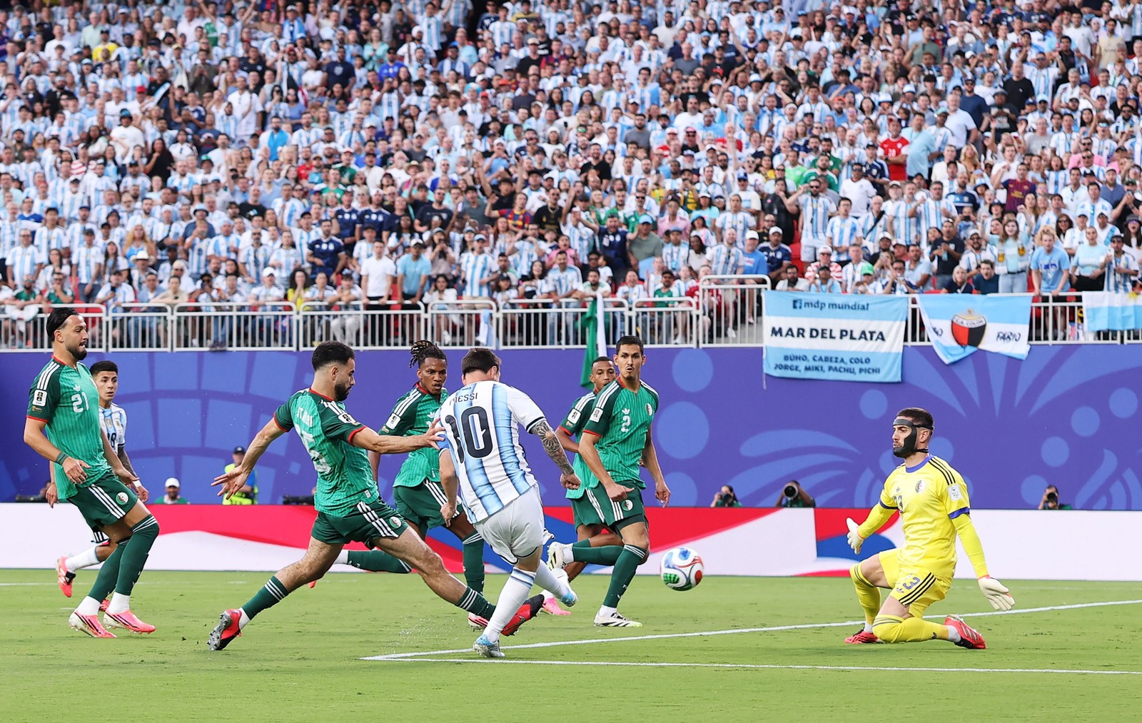 Argélia apresenta queixa à Fifa após cartão vermelho não dado a Messi ...