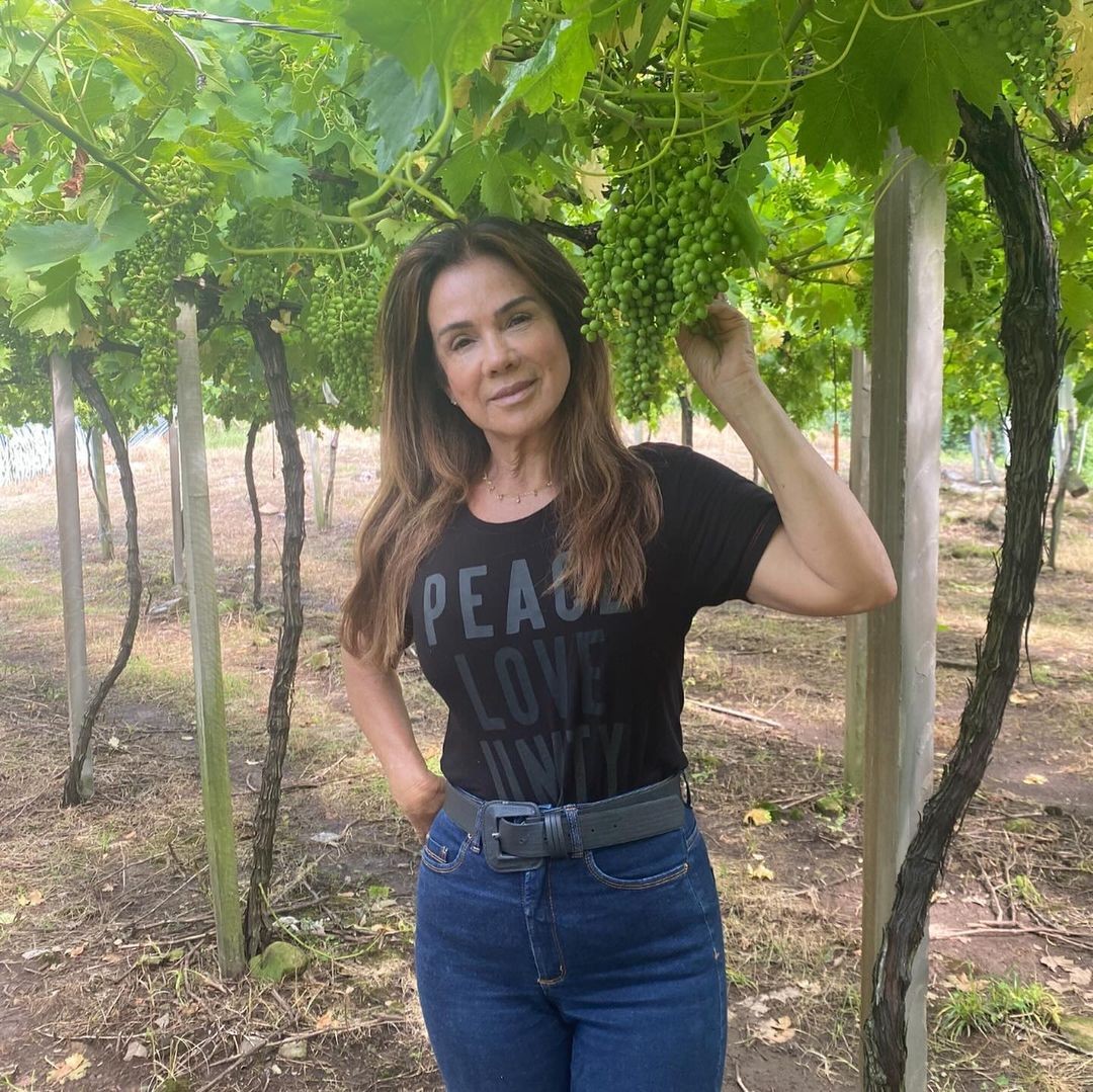 Beleza em dobro: mãe de Paula Fernandes chama atenção em fotos com ...