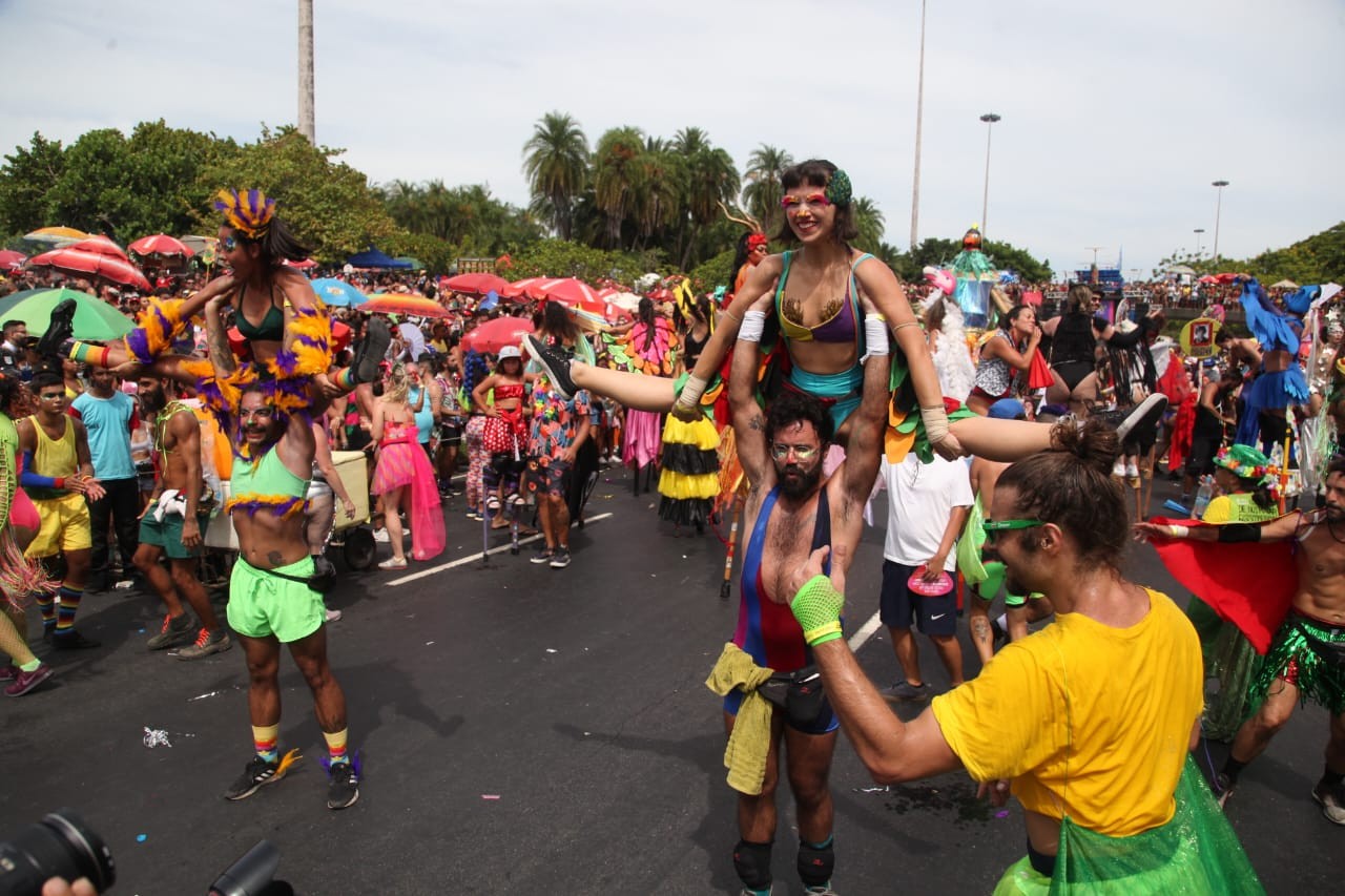 Acrobacias e acessibilidade: Orquestra Voadora desfila com ala formada ...