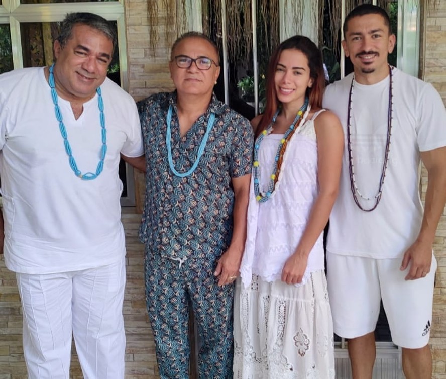 Anitta vai a terreiro de candomblé com o pai e o irmão: conheça a ...