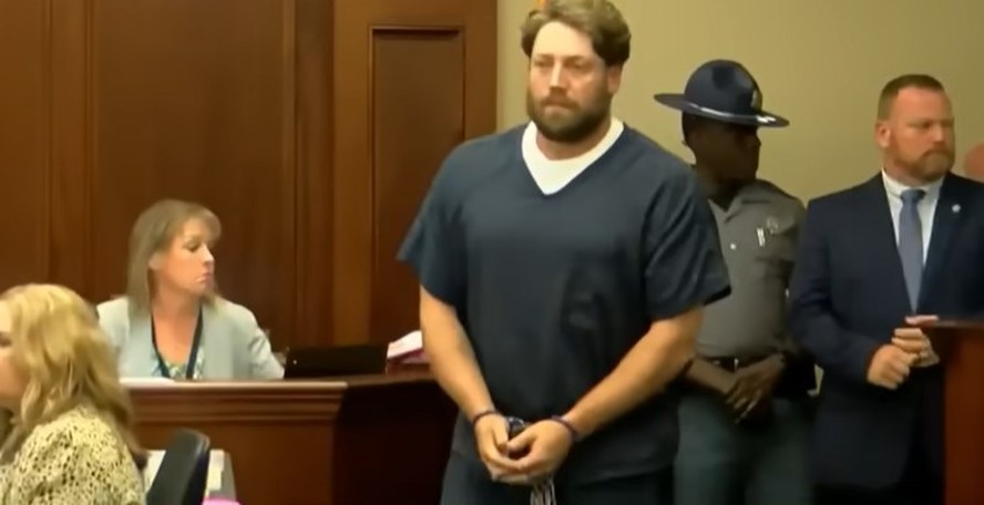 Ex-policial é condenado a 20 anos de prisão nos EUA por torturar dois ...