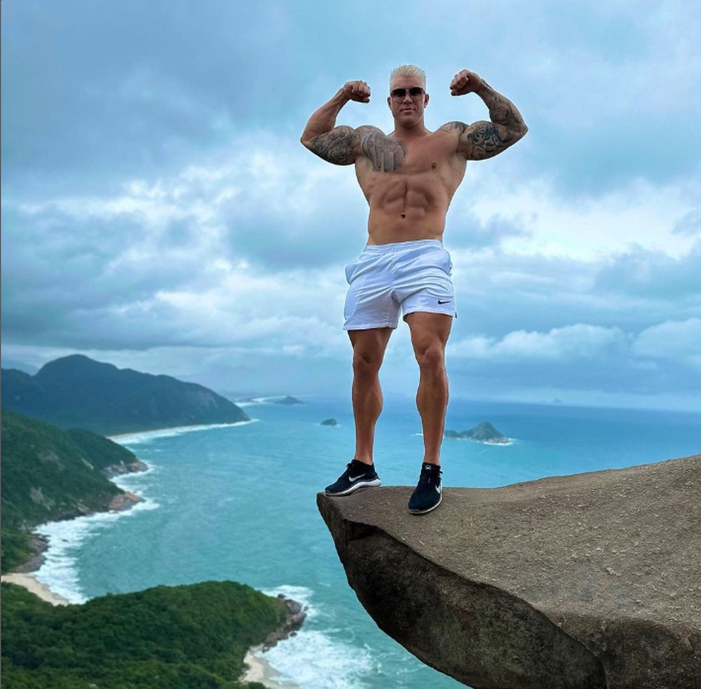 Repórter da GloboNews viraliza com vídeo em que é abordado por gringos