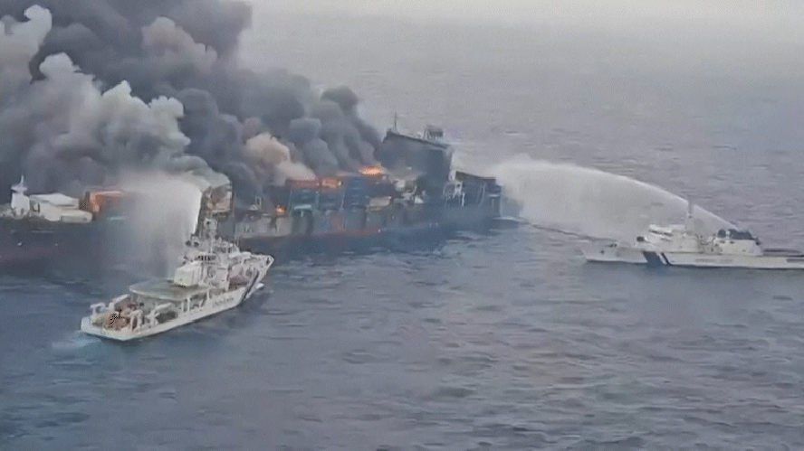 Navio porta-contêineres é atingido por incêndio na Índia e está perto ...