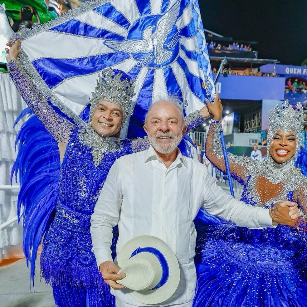 Lula posa com casais de mestre-sala e porta-bandeira das quatro escolas que desfilaram na ...