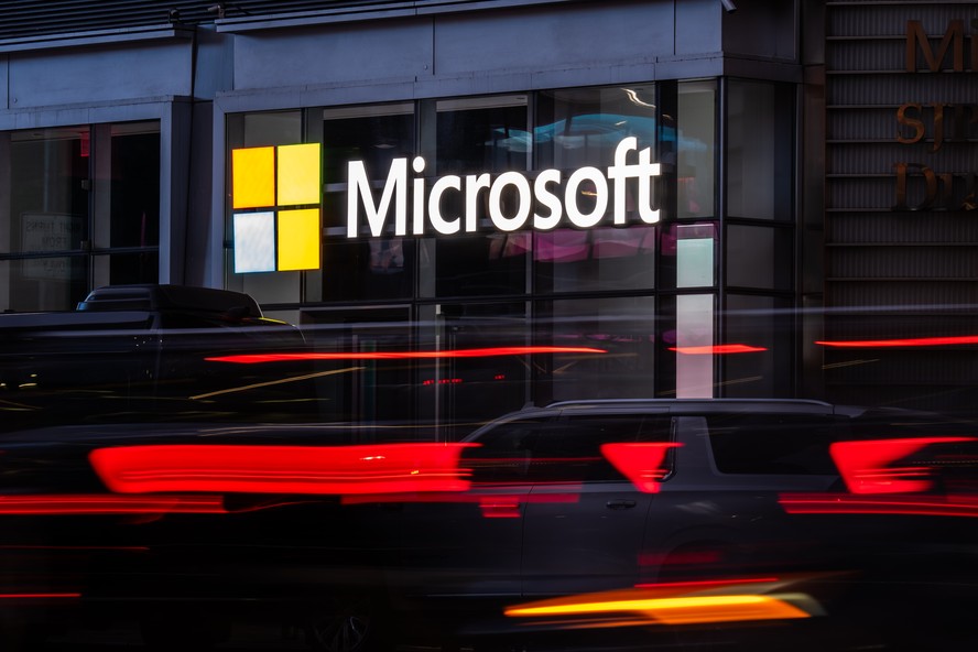 Microsoft anunciou que está 'no ritmo' de investir US$ 50 bi em IA nos ...