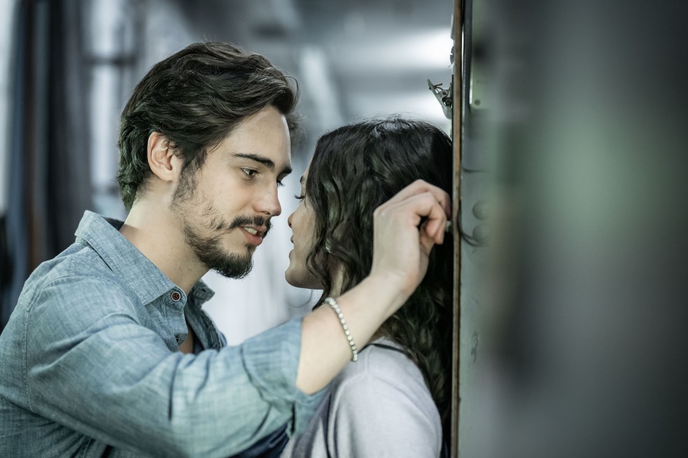 Danilo Mesquita fala dos projetos como ator e músico, das cenas quentes ...