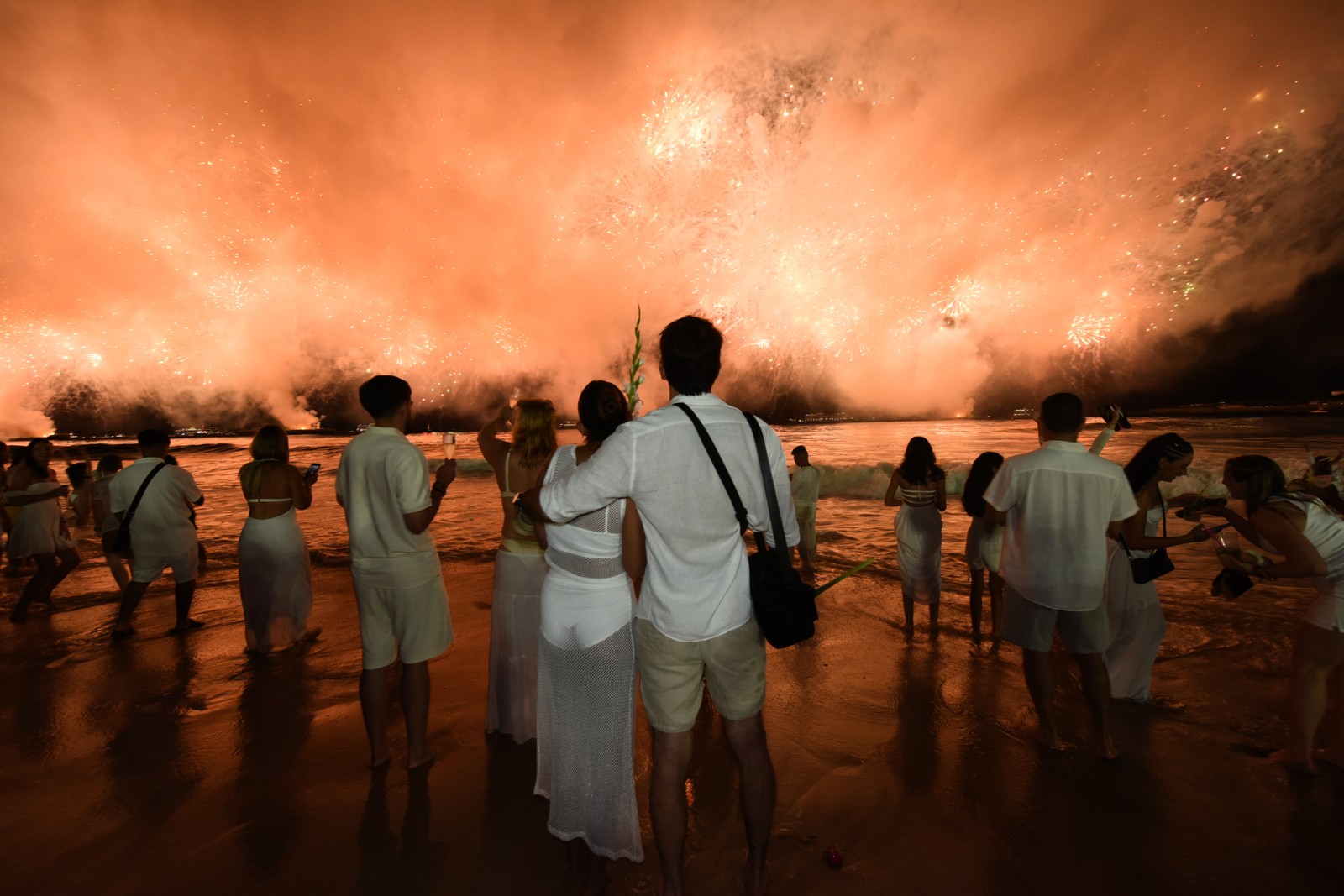 Após fogos, Anitta põe o público para dançar na Praia de Copacabana e ...