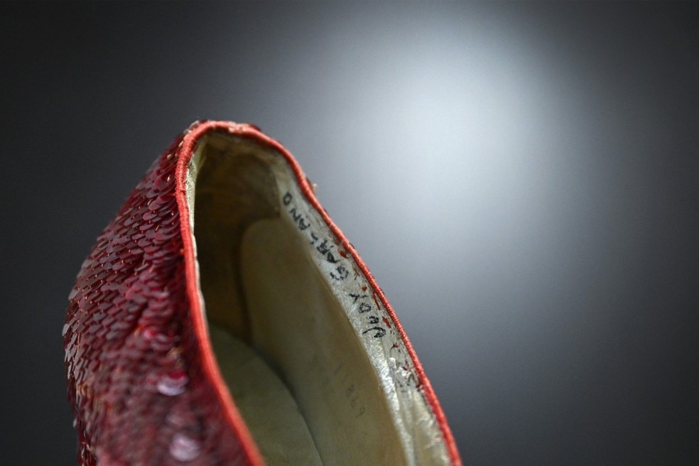 'O Mágico de Oz': sapatos vermelhos de Dorothy usados no filme são ...