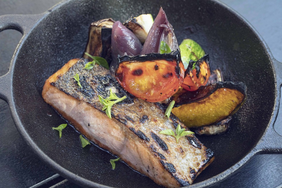 Lays Fernandes no Signatures; Gero Panini com pratos no forno a lenha ...