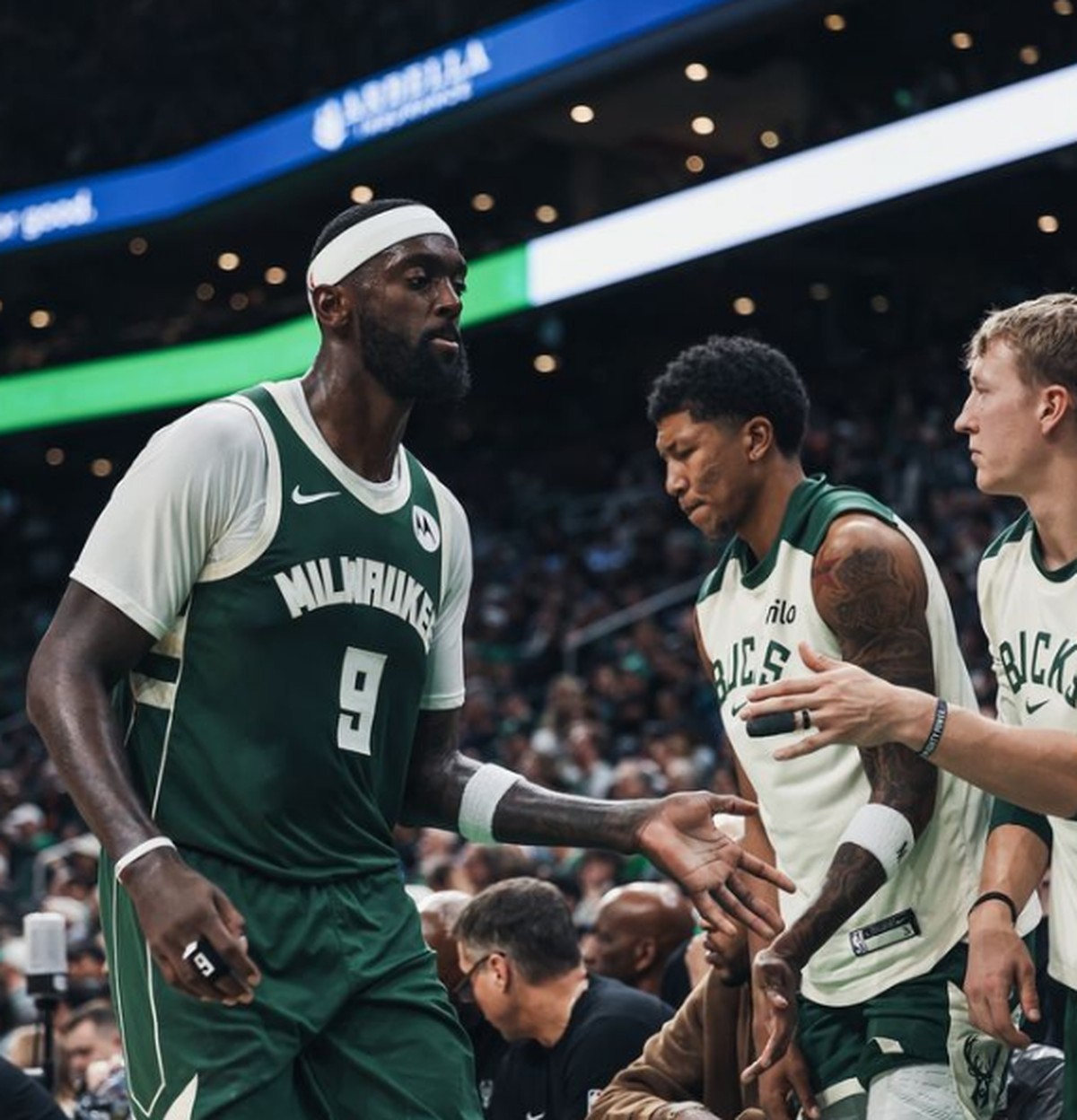 Jogador do Milwaukee Bucks tem casa assaltada enquanto jogava; veja vídeo
