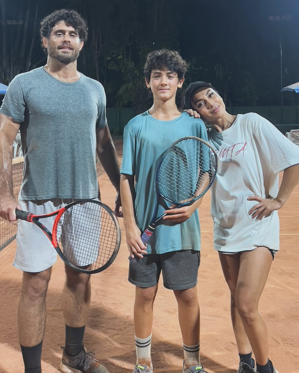 Danni Suzuki posa ao lado do filho e ex-marido em aula de tênis