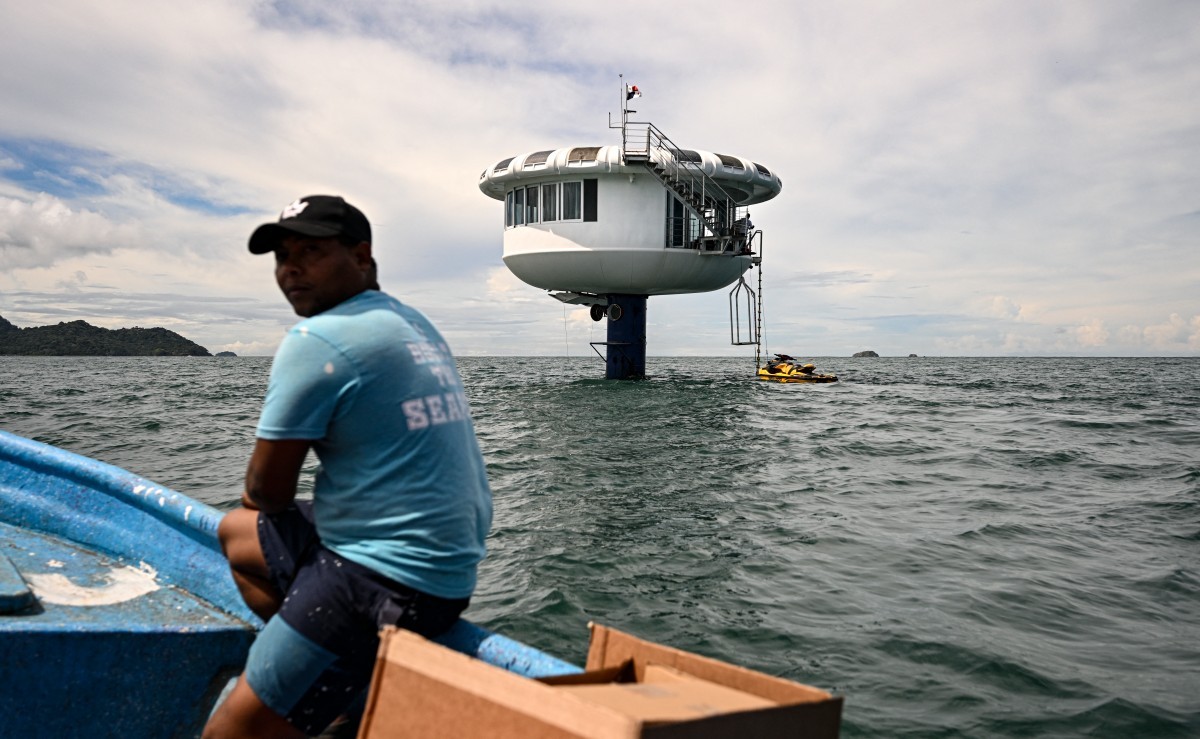 Alemão vive a 11 metros submerso no mar em busca de recorde do Guinness ...
