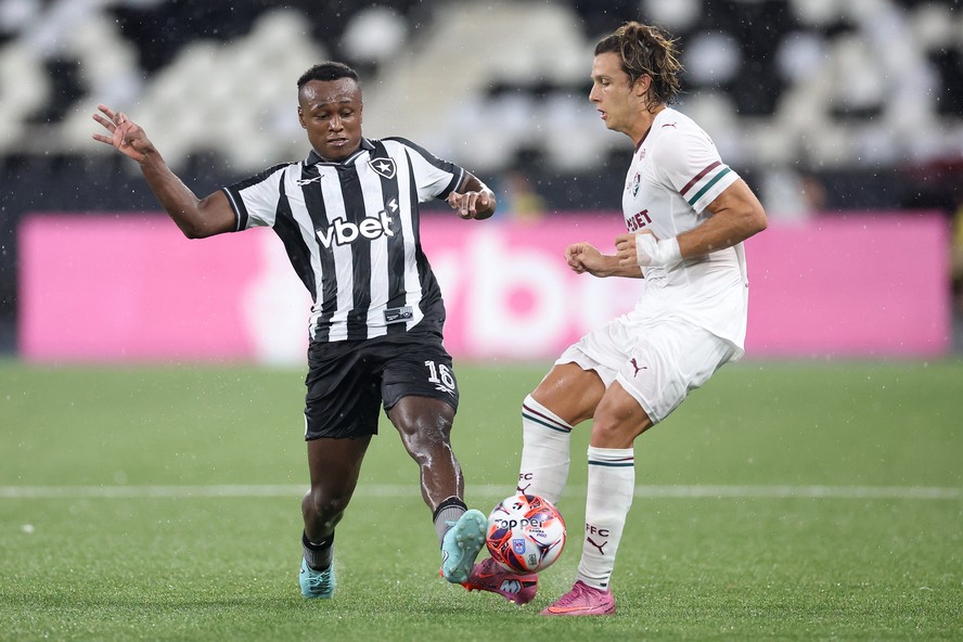 Clássico na chuva termina com Fluminense vencendo Botafogo pelo Carioca