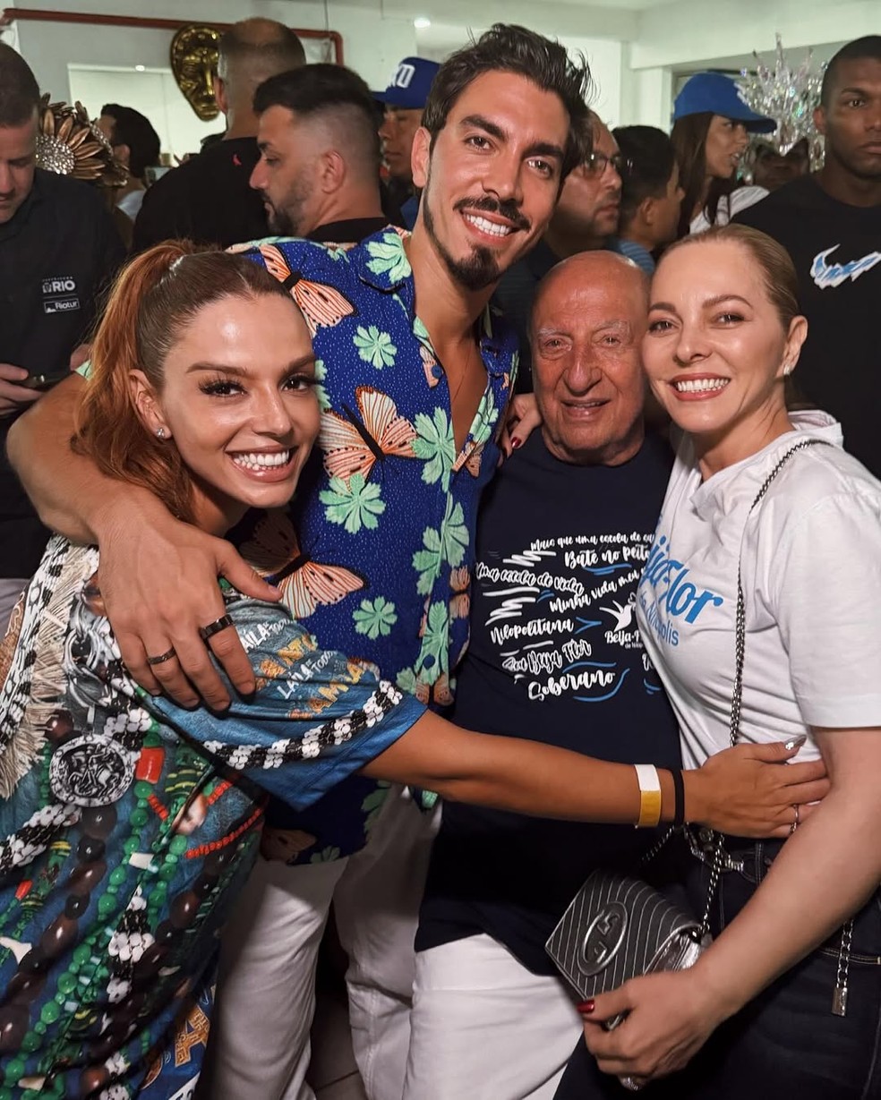 Giovanna Lancellotti posa com troféu da Beija-Flor e diz: 'Ainda ...