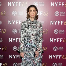 Fernanda Torres marcou presença em festivais e premiações com roupas ...
