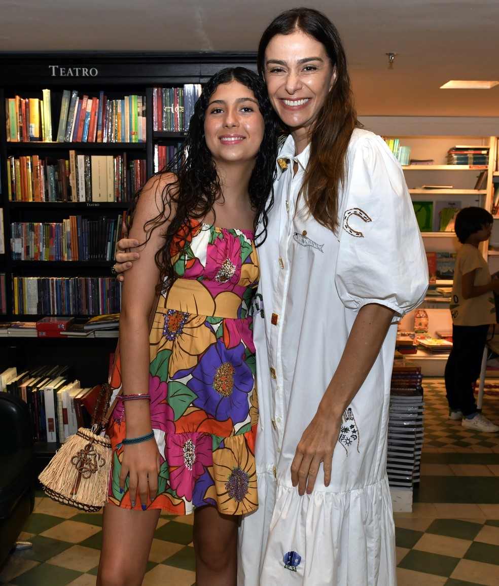 Mônica Martelli leva filha a noite de autógrafos da juíza Andréa Pachá