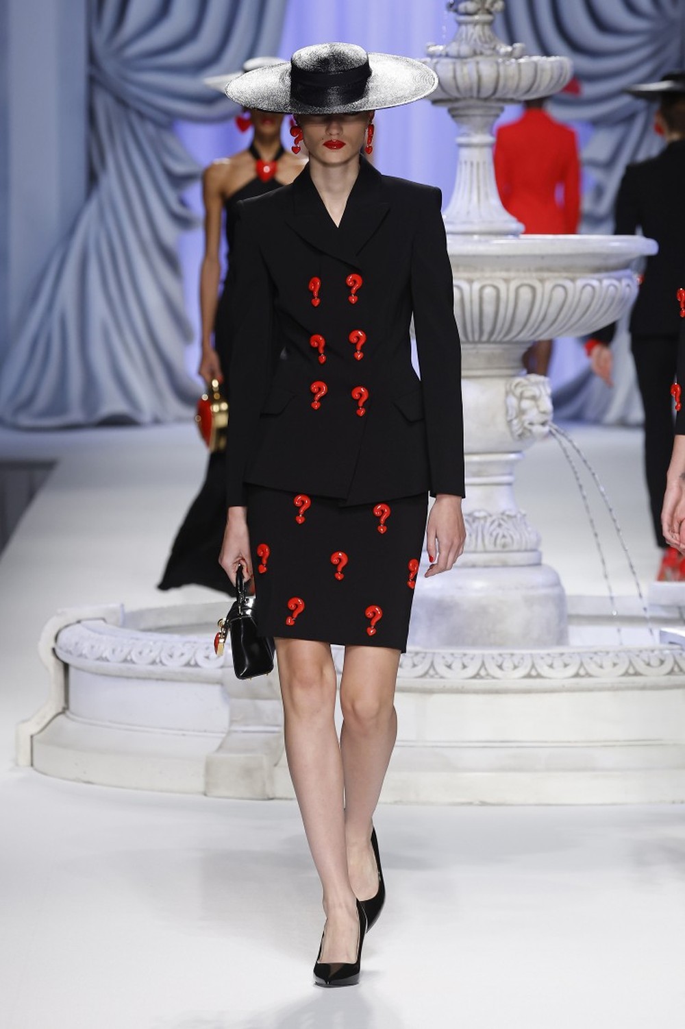 Verão 2023: Semanas de moda europeias trazem looks com menos amarras