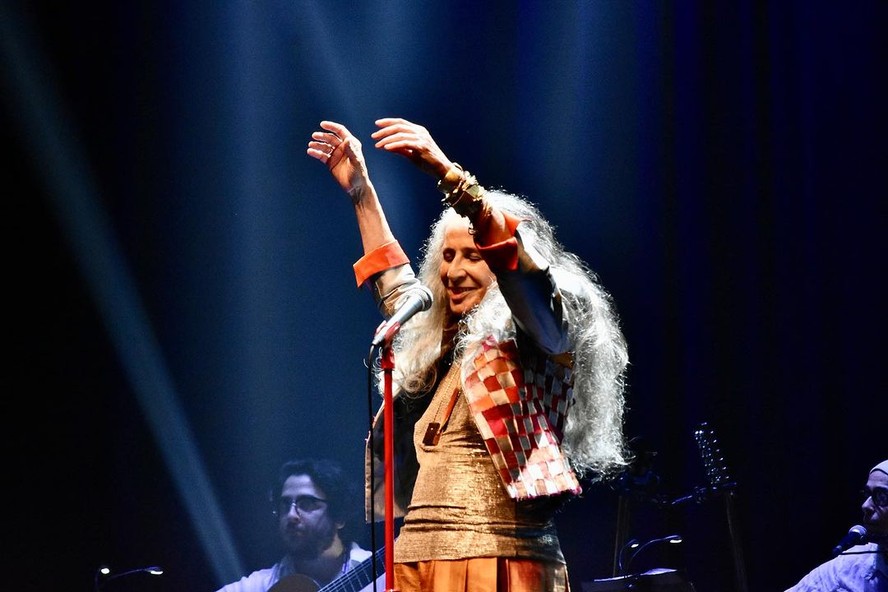 Música eternizada na voz de Maria Bethânia vira nome de rua no Rio