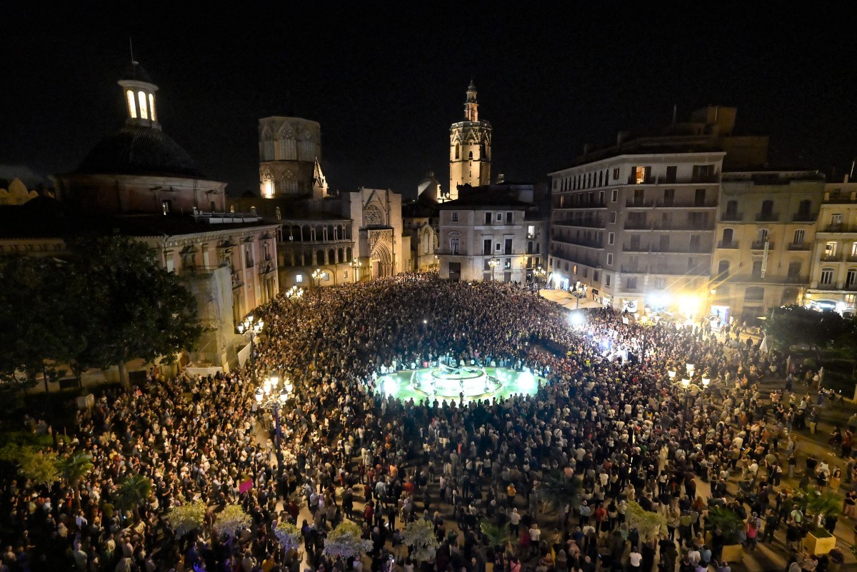 Milhares de pessoas se manifestam em Valência, na Espanha, um ano após ...