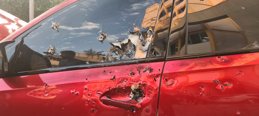 Mais de 80 tiros de fuzil atingiram BMW blindado onde homem foi ...