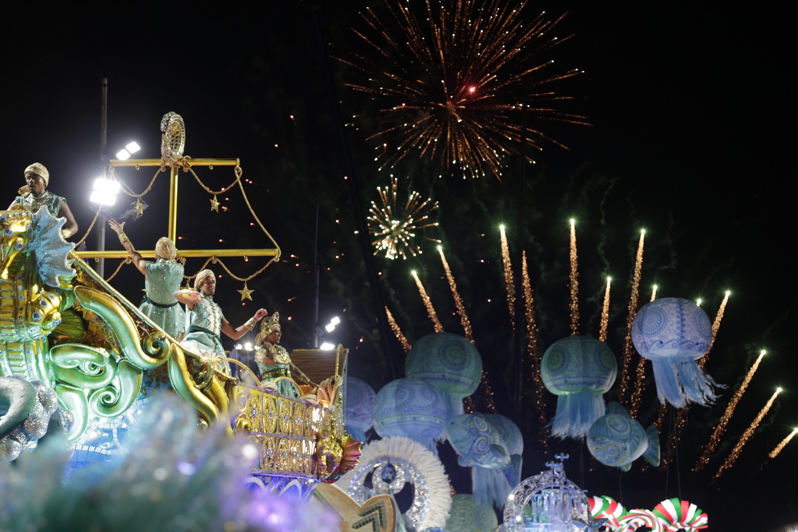 Balão do abre-alas da Grande Rio cai perto de camarote e é empurrado ...