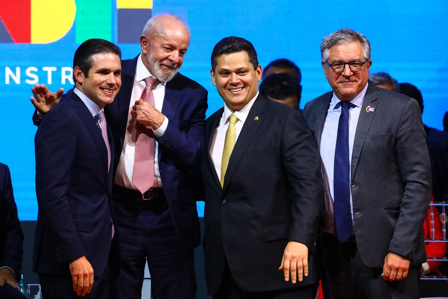 Com Alcolumbre e Hugo Motta, Lula anuncia nesta terça isenção do IR ...