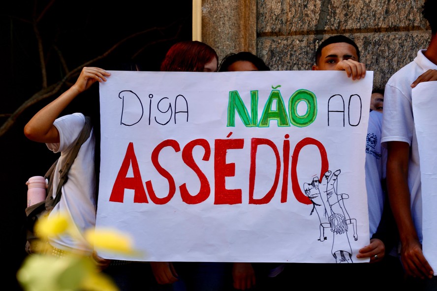 Alunos fazem ato contra assédio em escola estadual no Largo do Machado ...