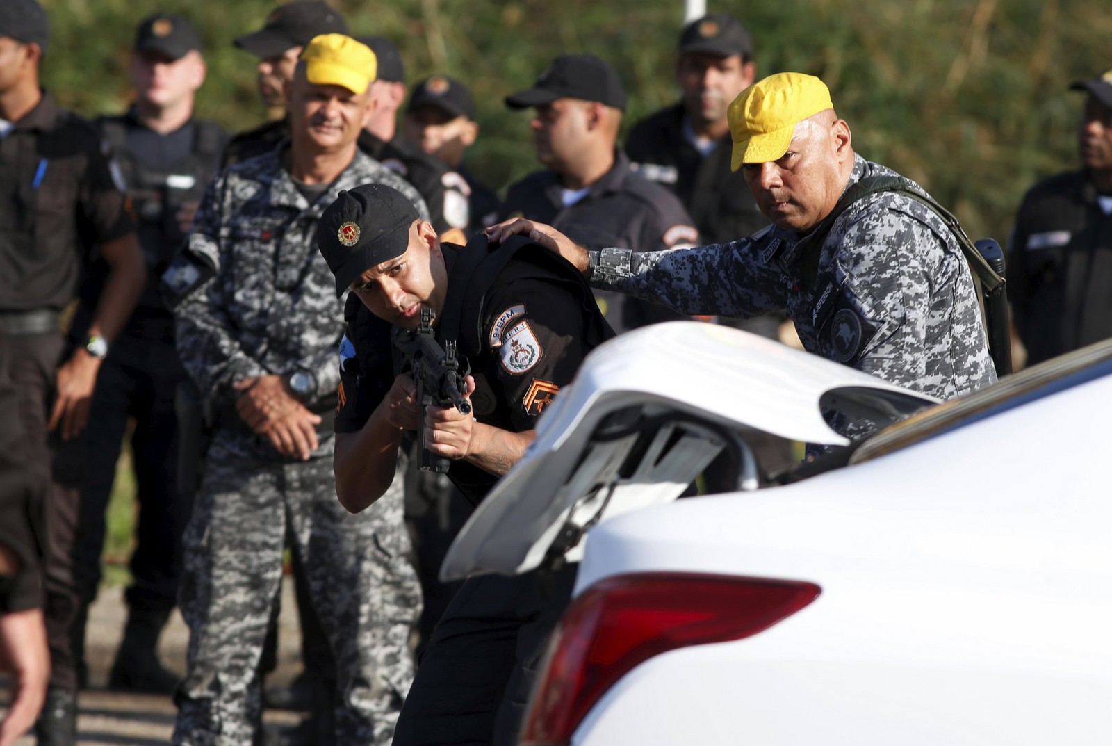 Vídeo: PMs espancam motociclista e agridem mulher na Zona Norte de SP