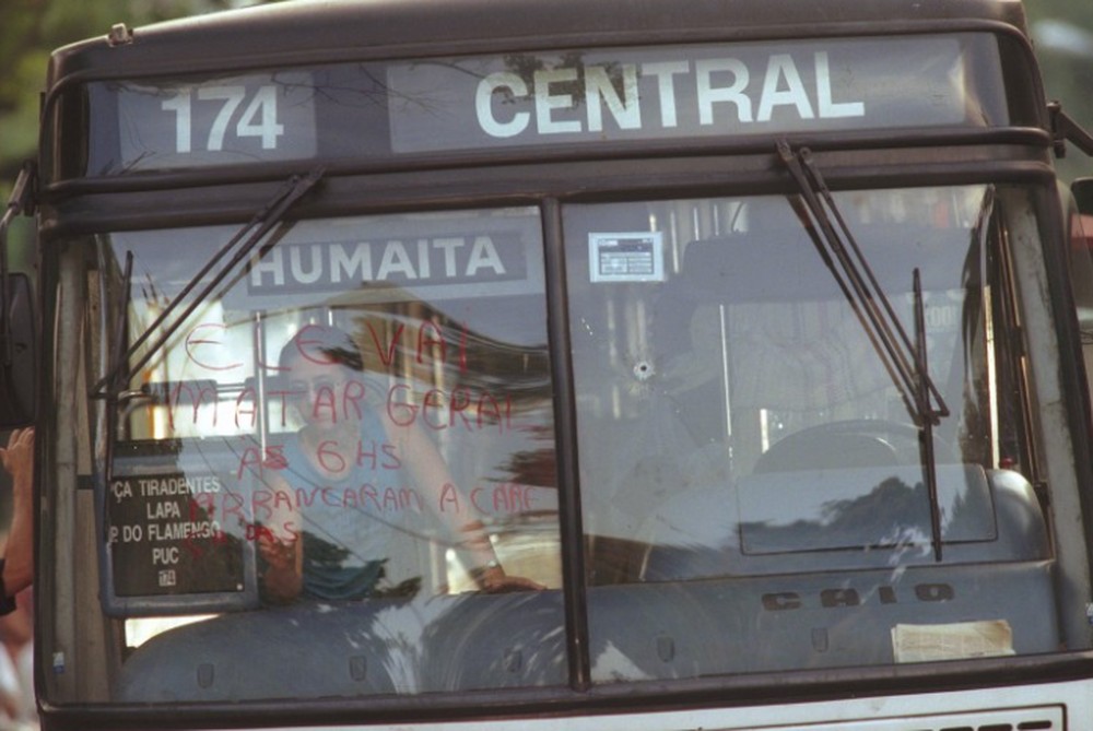 Fotos resgatam tensão e tragédia no sequestro do ônibus 174, há 25 anos