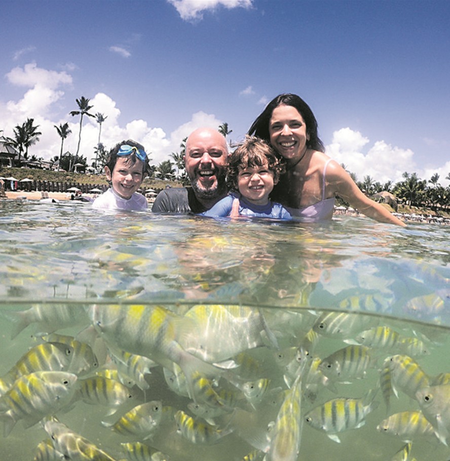 Alex Escobar curte férias com a família no Nordeste