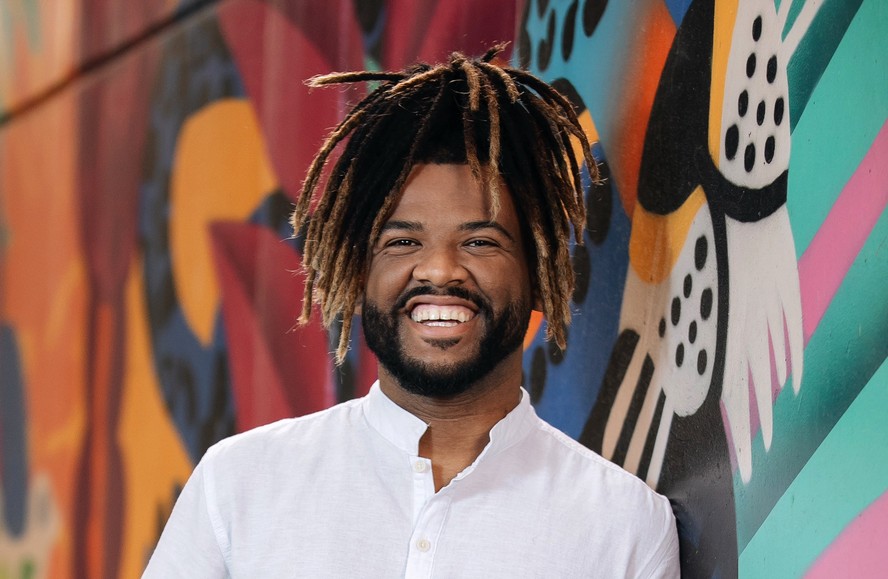 Rene Silva, do Voz das Comunidades, vai estrear na Globo como apresentador