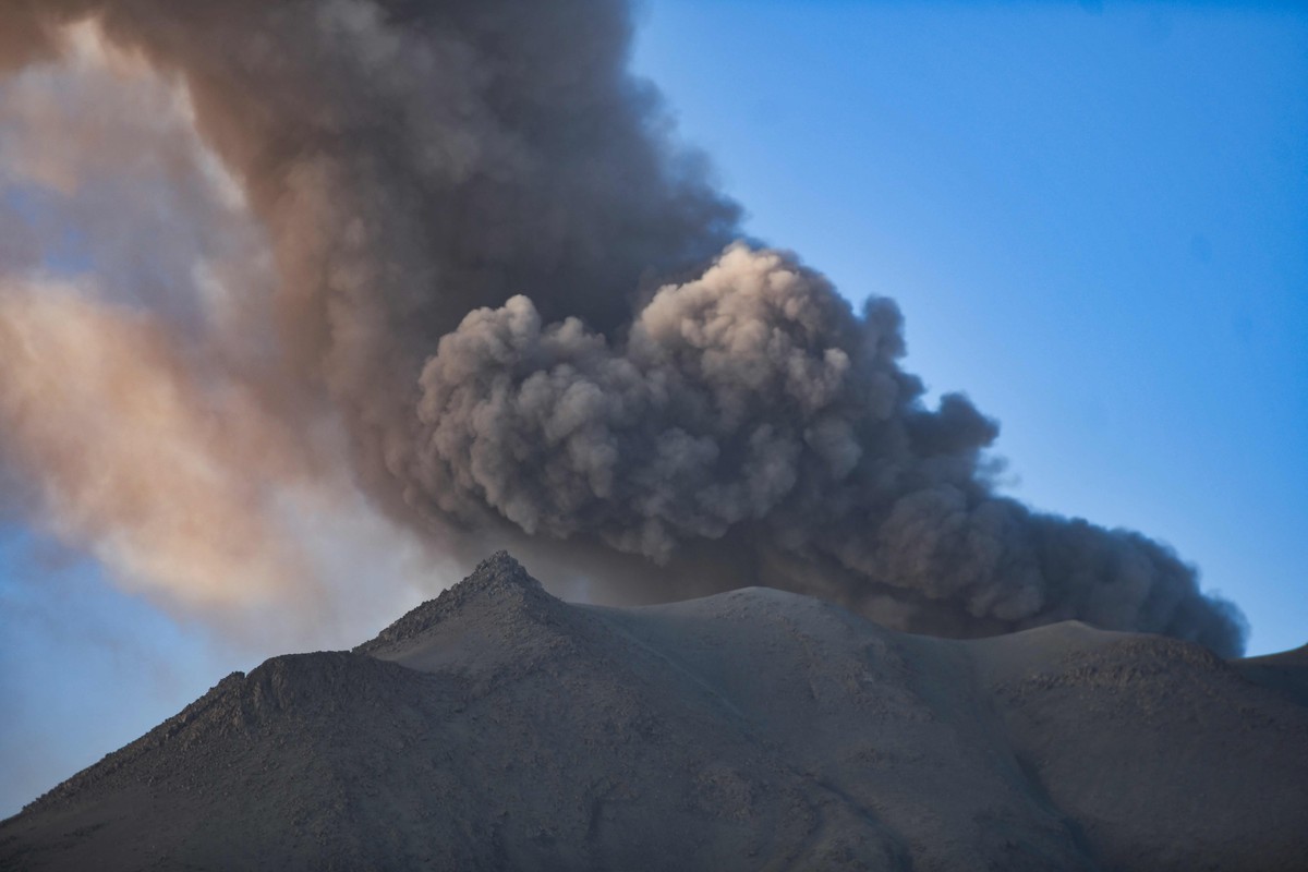 Peru declara estado de emergência em área de vulcão em erupção