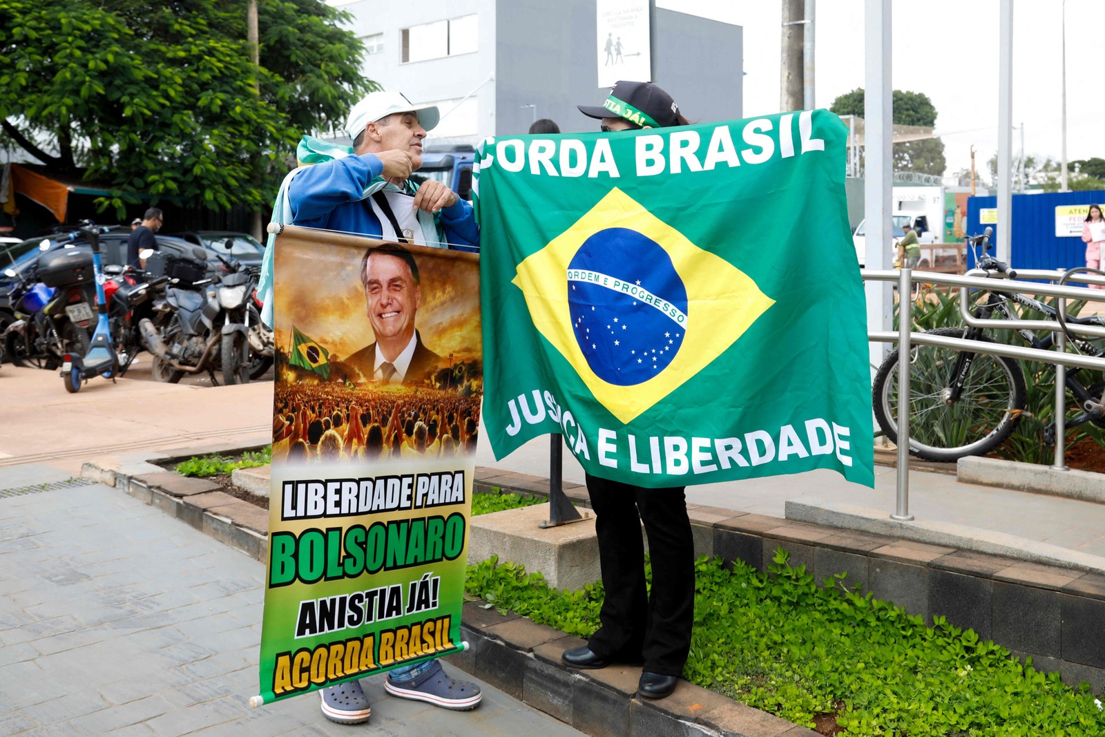 Eduardo Bolsonaro reage a Salles após ex-ministro acusá-lo de ter ...