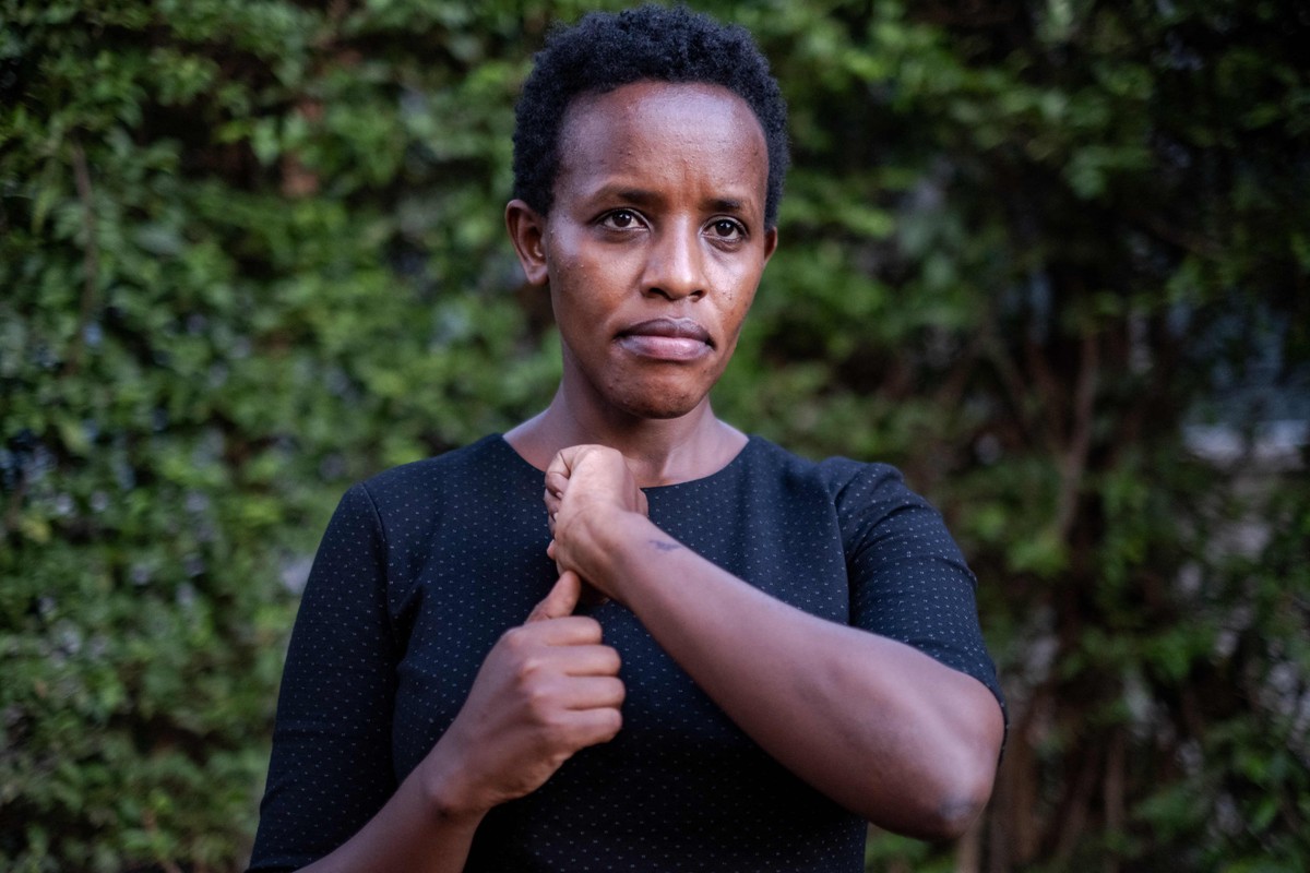 Nua, espancada e agredida sexualmente: o calvário de uma ativista de Uganda presa na Tanzânia