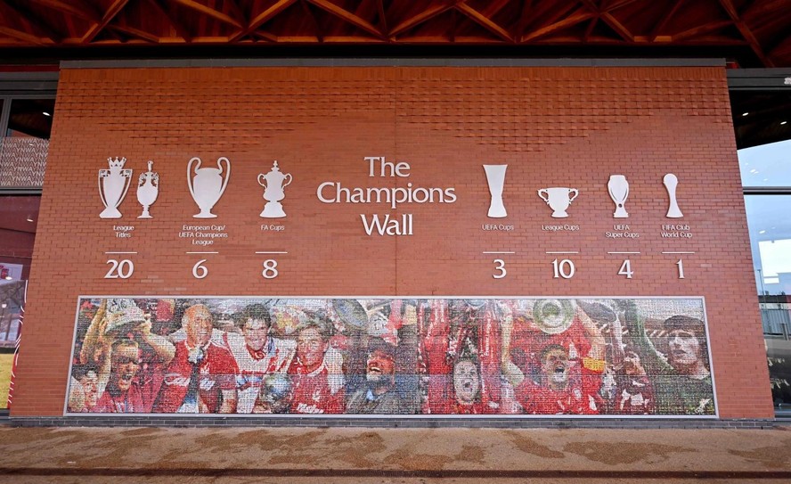 Liverpool atualiza muro de Anfield após conquista da Premier League ...