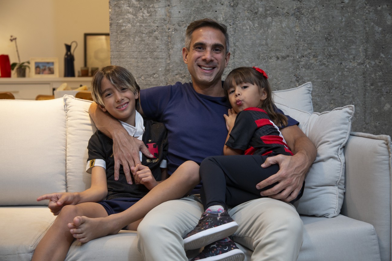 Gustavo Villani posa com os filhos em novo apartamento e fala do ...