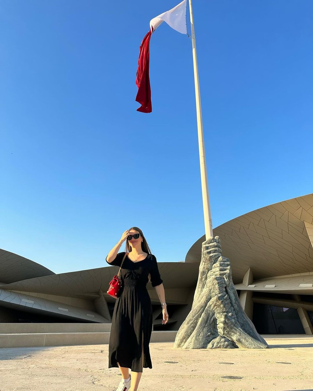 Anna Mariana, mulher de Casemiro, passeia com os filhos em museu do Catar