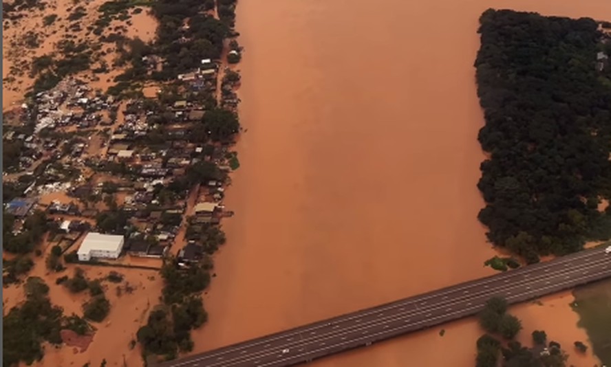 Eduardo Leite sobrevoa Porto Alegre debaixo d'água, em meio à inundação ...