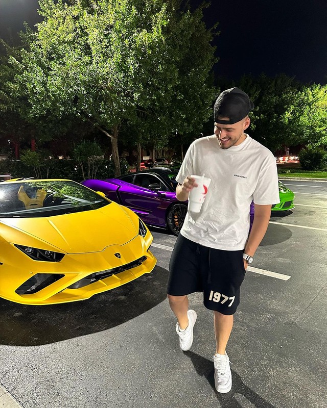 De onde vem a fortuna de Jon Vlogs, influenciador e criador de conteúdo ...