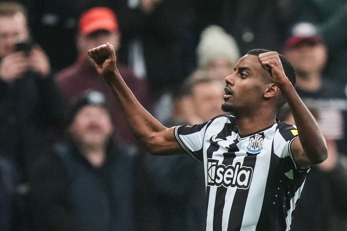 Técnico do Newcastle confirma ausência de Isak para partida contra o ...