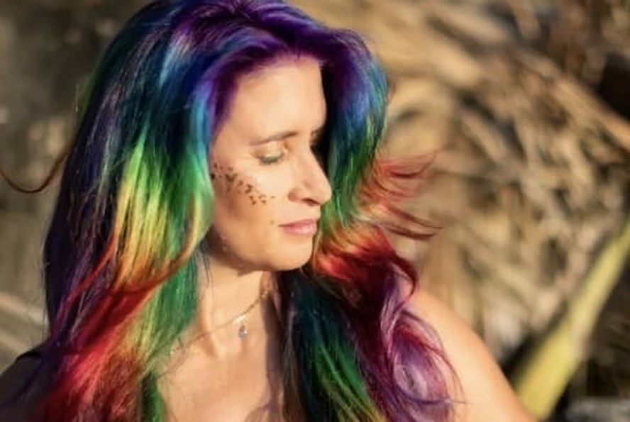 Surfista, dublê e sereia no cinema: quem é Emilia Perry, mulher do ator ...