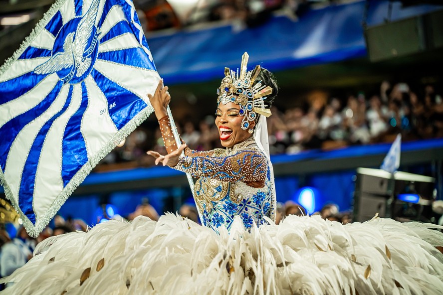 Squel, a grande porta-bandeira, vai dar aulas gratuitas de bailado com o estandarte