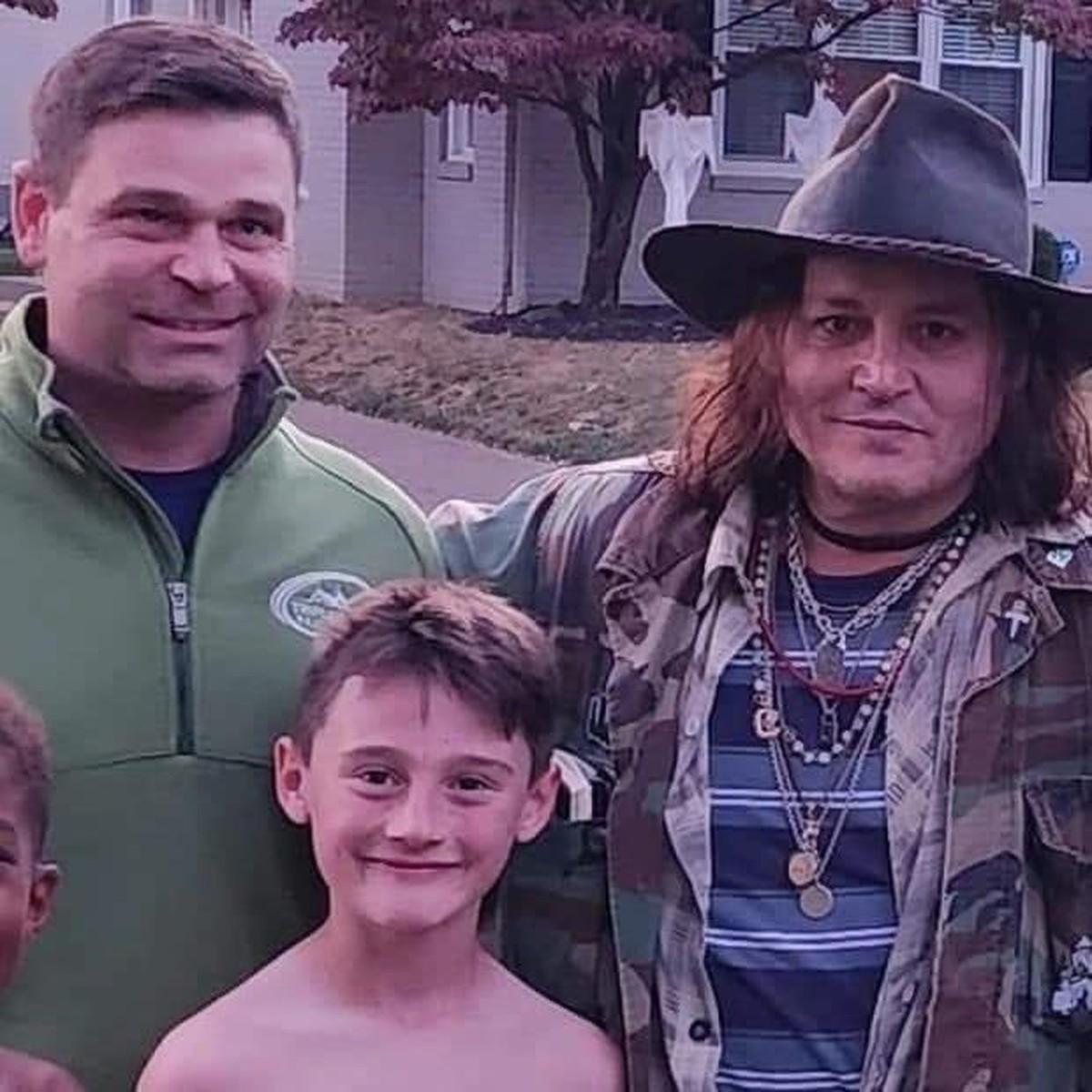 Johnny Depp posa com fãs em visita a família na sua cidade natal, em ...