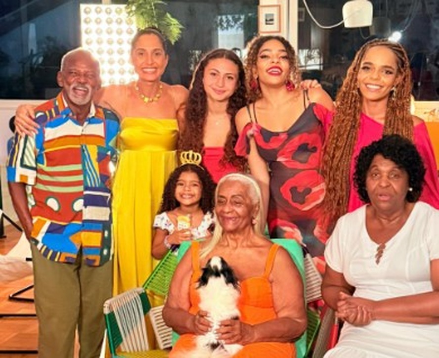 Camila Pitanga abre álbum de Natal ao lado da mãe, Vera, do pai ...