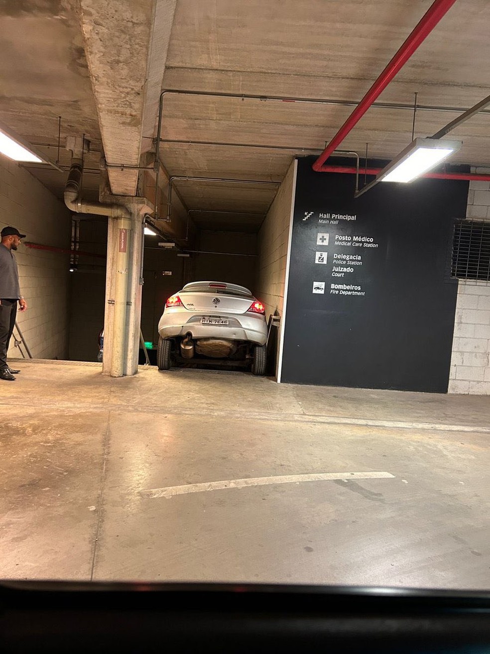 'Sem saída': torcedor do Cruzeiro erra estacionamento e desce escadaria do Mineirão com carro ...