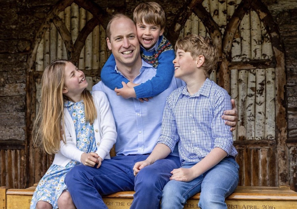 Príncipe William posa com os três filhos em comemoração ao Dia dos Pais